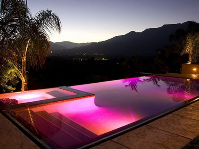 Piscinas con fondos de colores, una nueva tendencia para alejarse del ...