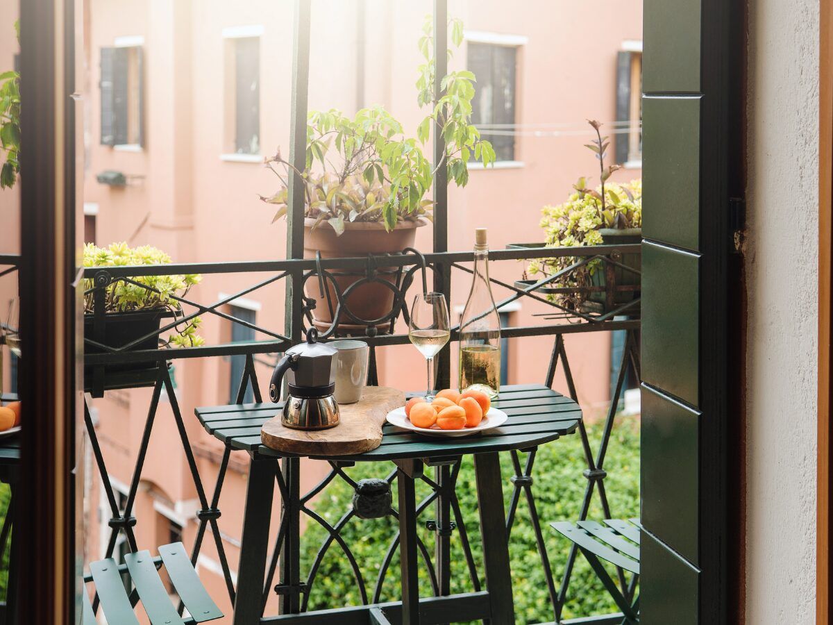 10 ideas baratas para decorar balcones pequeños
